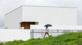 House in Santa Marinha, Portugal by Helder da Rocha